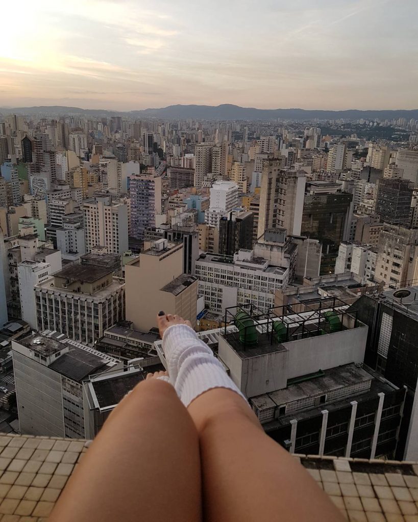 Nyvi Estephan Pés Famosos