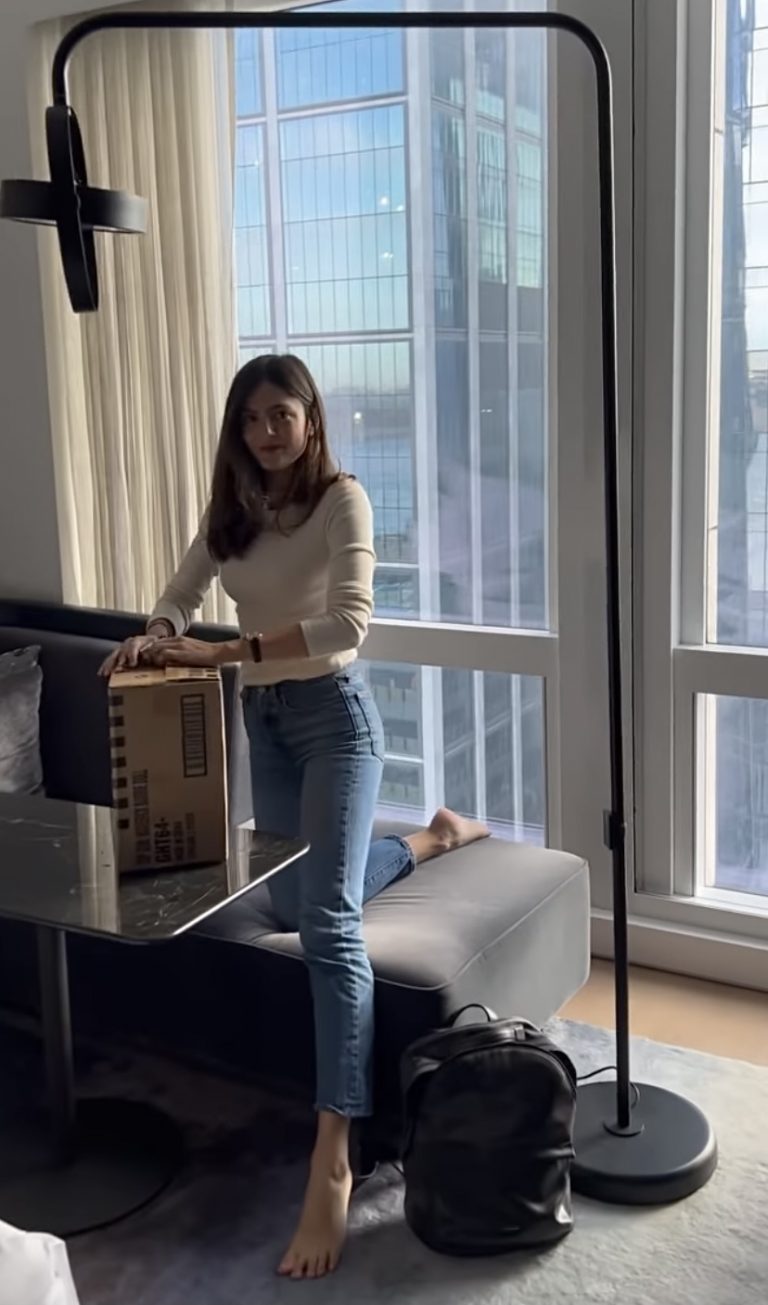 Monica Barbaro - Pés famosos